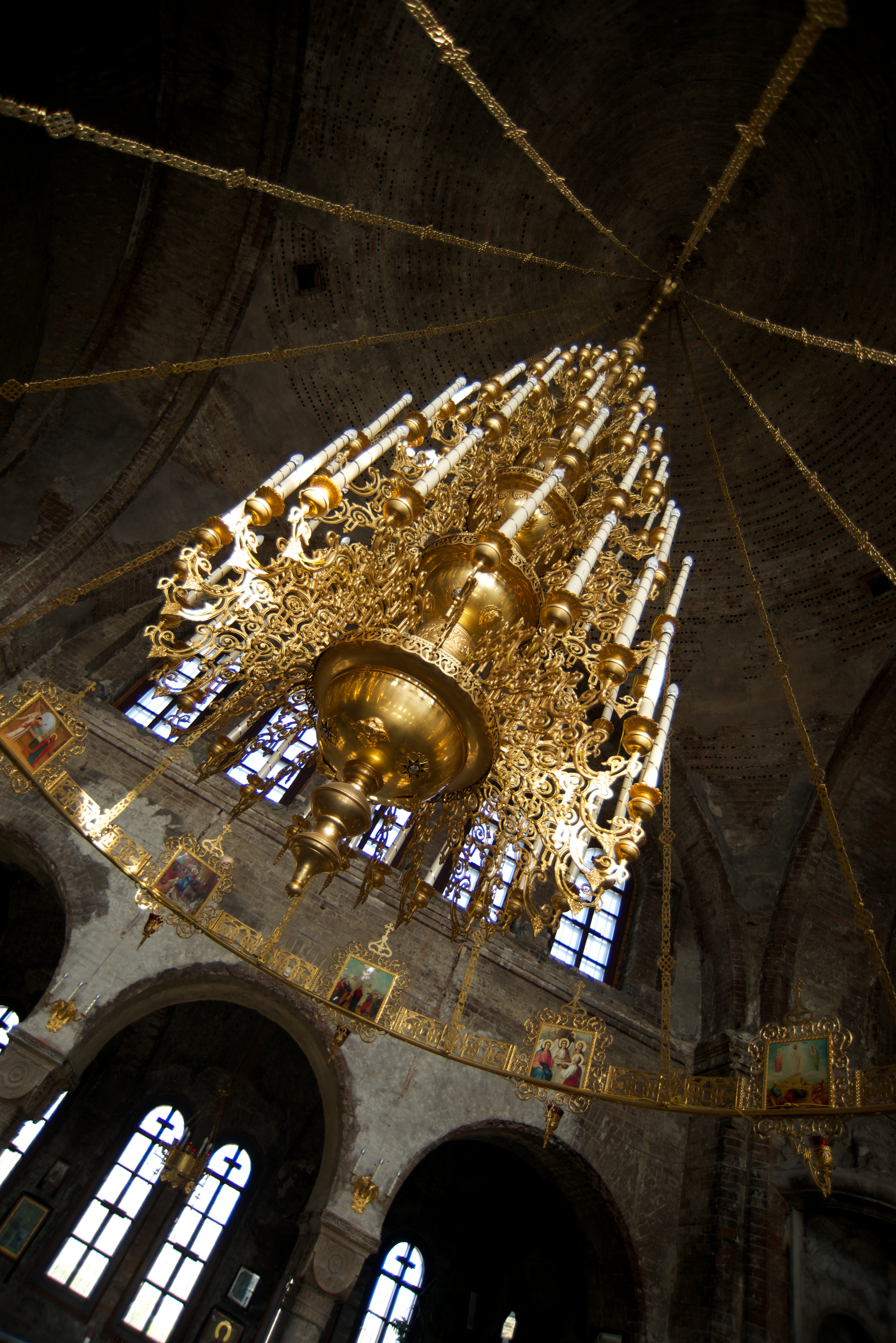 Angled view of chandelier at St Nicholas church | Nick Dale – Private Tutor