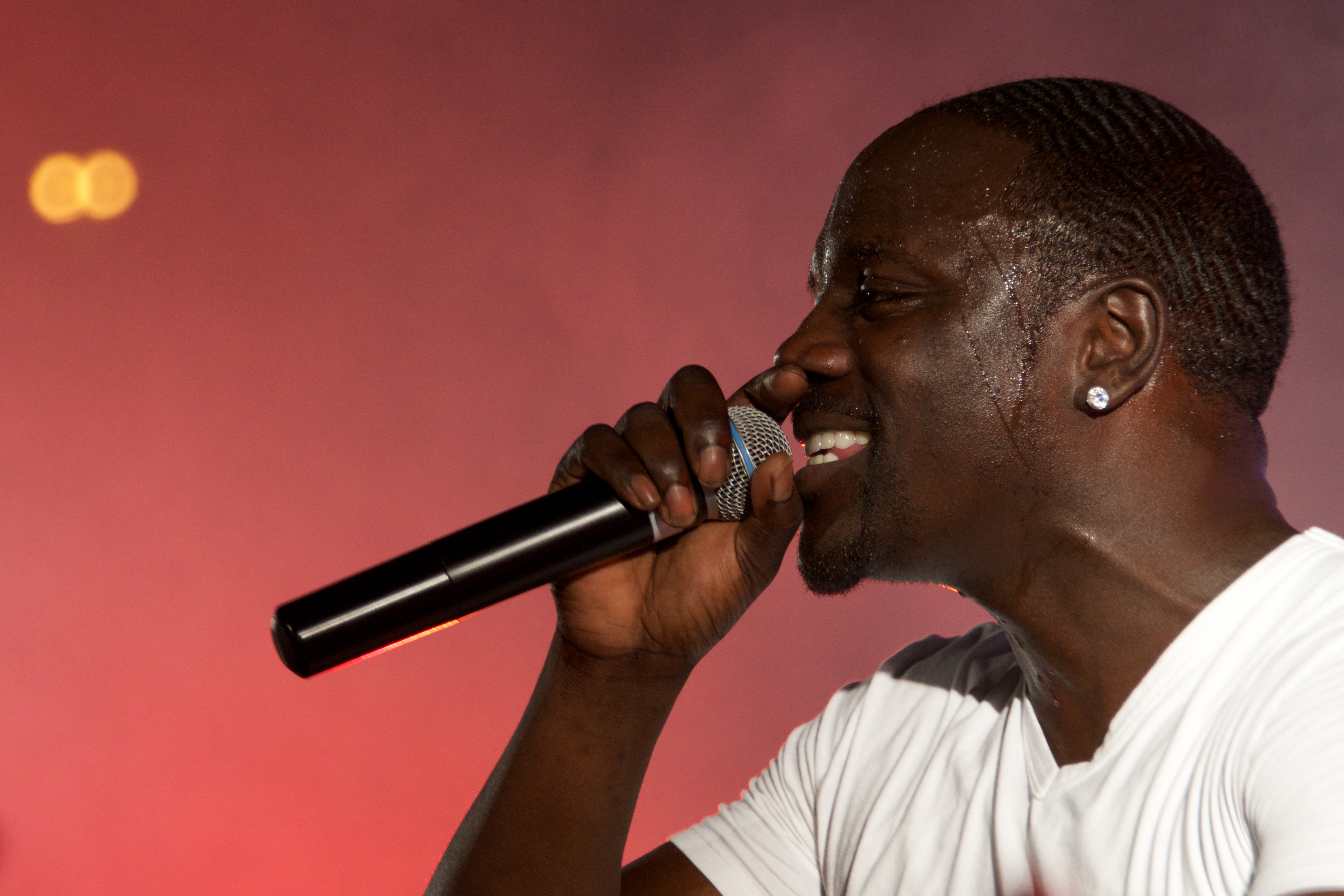 Close-up of black singer Akon on stage | Nick Dale – Private Tutor